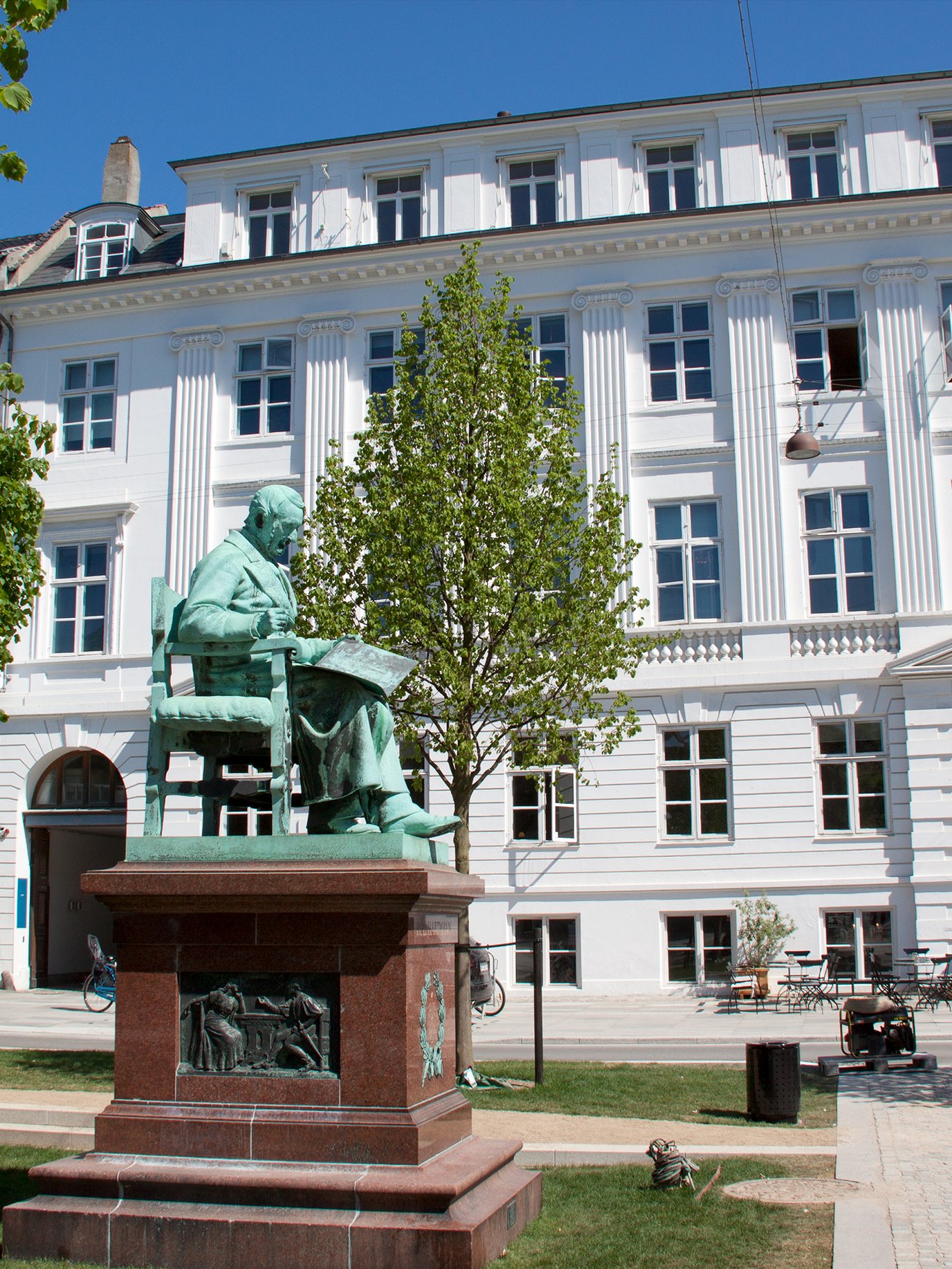 How does the MBA teaching take place at AVT Business School?